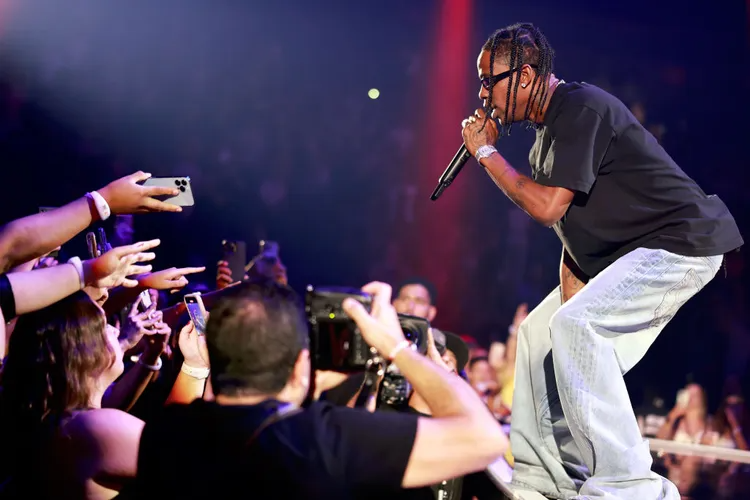 Travis Scott And A Fan Perform Sweet Sweet Together: Watch - Detail ...